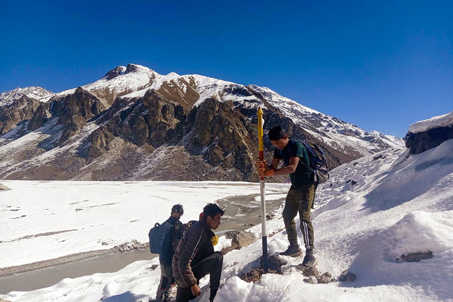 पर्यटकको सहजताका लागि पदर्मागमा ‘स्नो पोल’ – Arthik Awaj